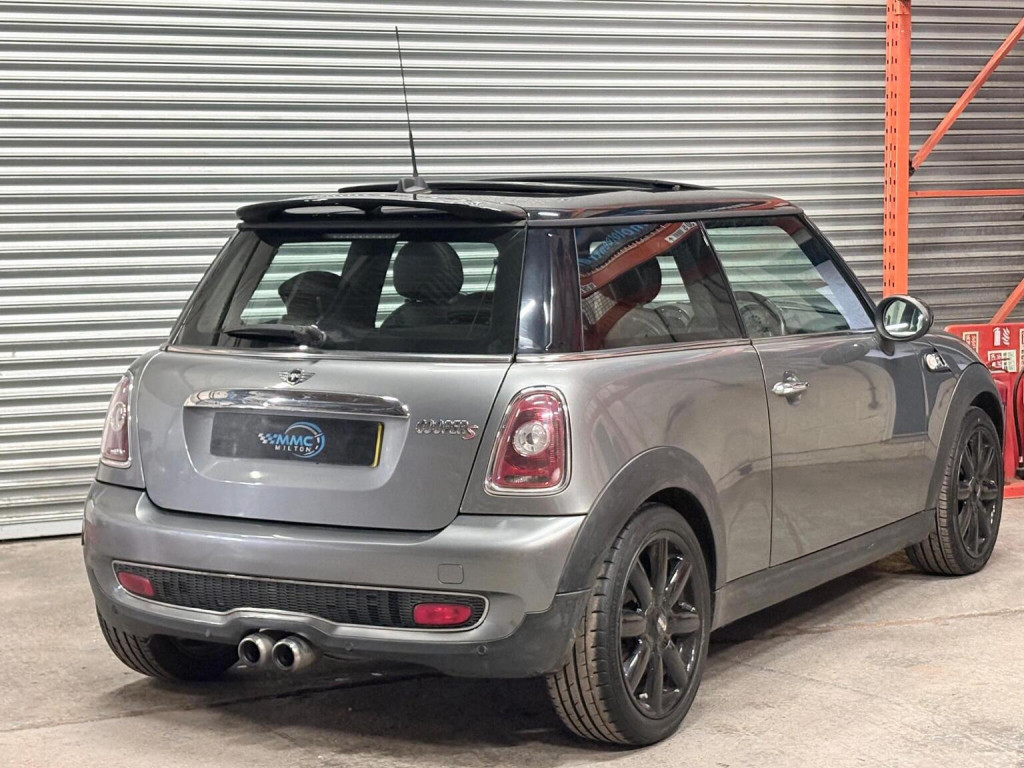 Used MINI HATCH 2009 Silver for sale - £5995 in Bedford, Bedfordshire ...