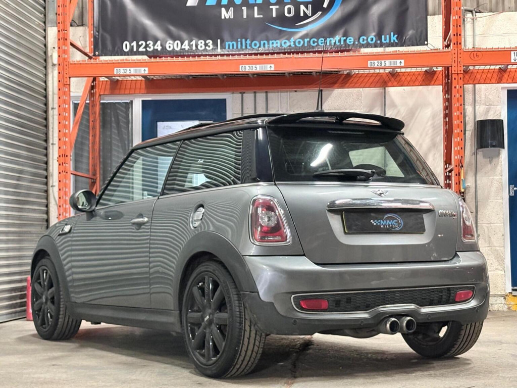 Used MINI HATCH 2009 Silver for sale - £5995 in Bedford, Bedfordshire ...